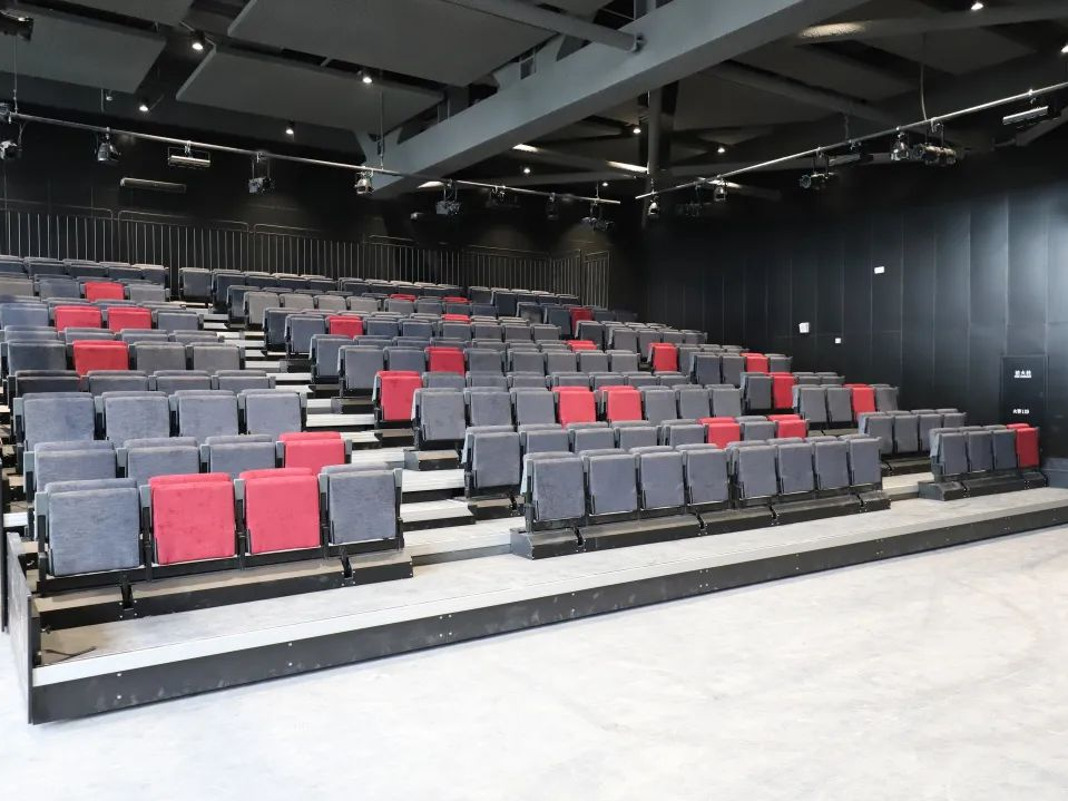 How to Maximize Limited Spaces? Leadcom provides Telescopic seating